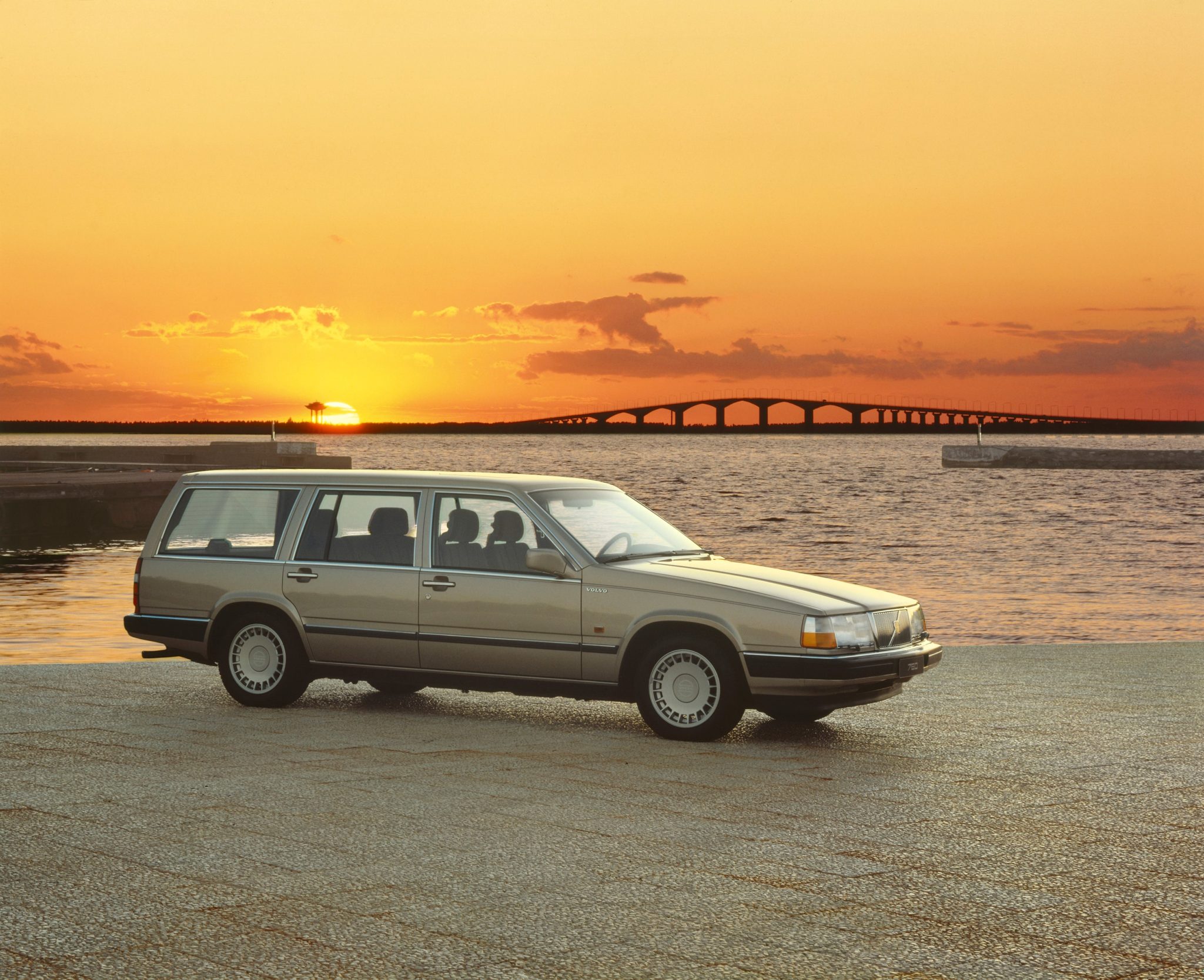VOLVO 700 - Volvo Galéria Magazin