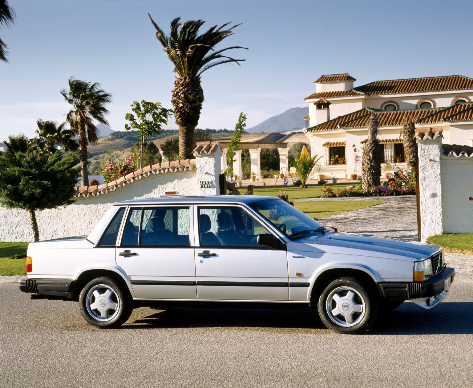 VOLVO 700 - Volvo Galéria Magazin