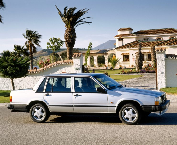 VOLVO 700 - Volvo Galéria Magazin